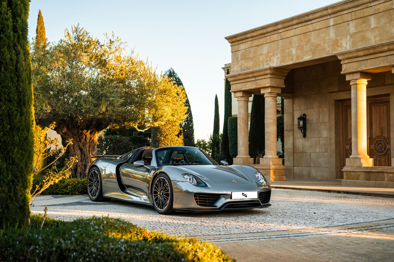 Collecting Cars flies the flag at Rétromobile to kick off The European ...
